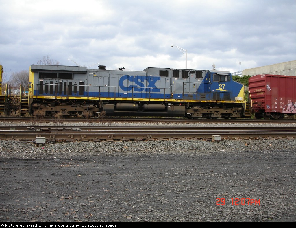 CSX 27 runs long hood forward WB on the CSX Q285